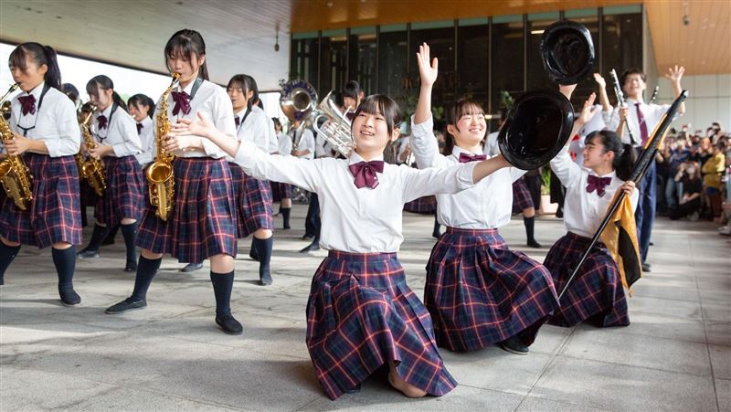 「橘色惡魔」唯一高雄快閃！千人擠爆現場 飯店送珍奶給104位師生 | 生活 | 三立新聞網 SETN.COM