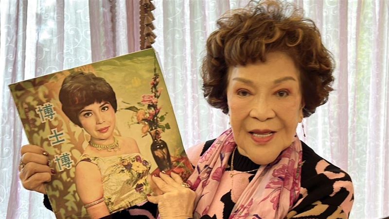 周遊無預警爆哭！收粉絲62年前大禮嚇到了「少女模樣曝光」網驚嘆 | 娛樂星聞