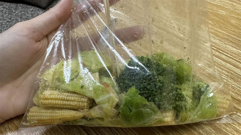 她買滷味沒夾肉！鹿港夜市「1小袋3蔬菜」110元 網傻眼：比台北貴 | 生活 | 三立新聞網 SETN.COM