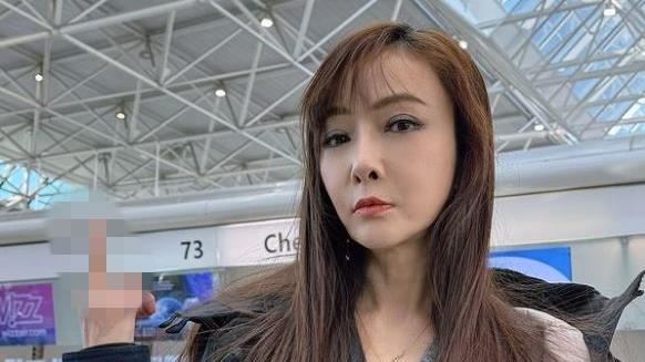 美魔女出國「排1.5hr」突然關櫃 機票當場遭撕毀！怒比中指揭內情 | 娛樂星聞