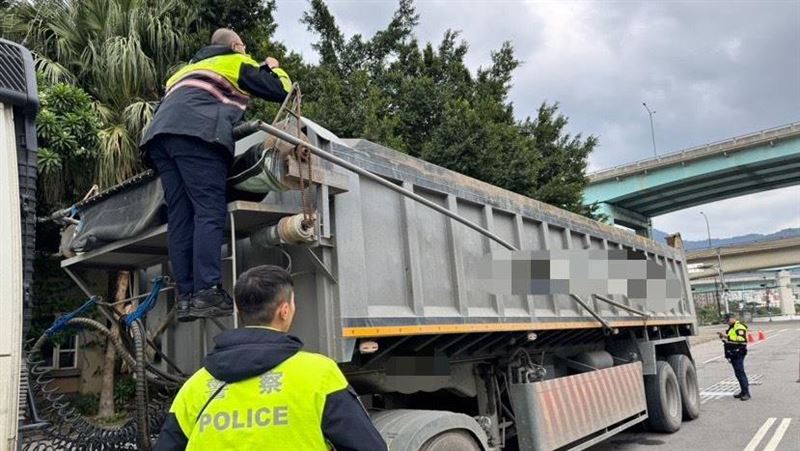 不畏寒流！蘆洲警取締大型車輛違規 半年開罰金額飆破150萬 | 社會 | 三立新聞網 SETN.COM
