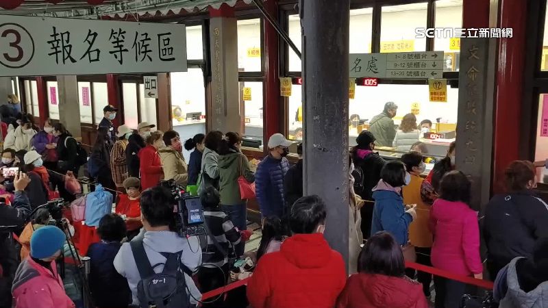 龍山寺點燈湧人潮！800張號碼牌2小時內發完 「現場頭香」提前一週卡位 | 生活 | 三立新聞網 SETN.COM