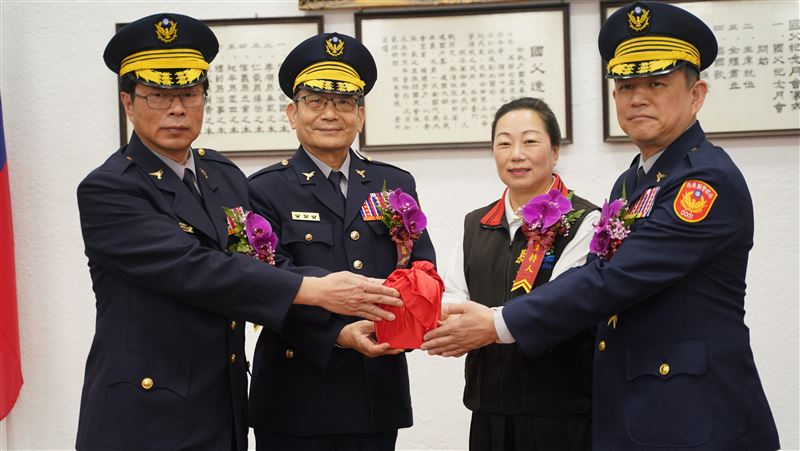 花蓮縣警察局卸、新任局長交接典禮！徐榛蔚主持 180人到場觀禮 | 社會 | 三立新聞網 SETN.COM