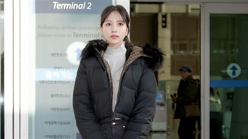 子瑜隊友現身機場！MINA俏麗風格前往巴黎 觀賞FENDI春夏24系列大秀 | 娛樂星聞