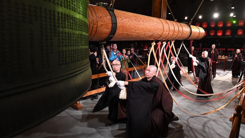 法鼓山除夕撞鐘祈福 「108響法華鐘聲」去煩惱 | 生活 | 三立新聞網 SETN.COM