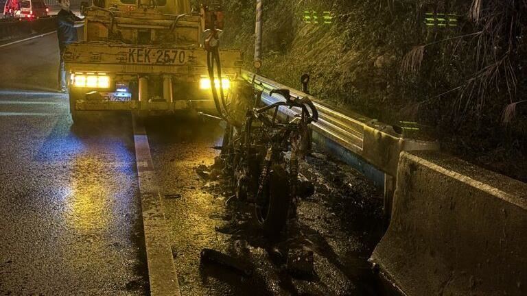 瑞芳台62甲三號隧道前「火燒車」！騎士求救 重機燒毀只剩骨架 | 社會 | 三立新聞網 SETN.COM