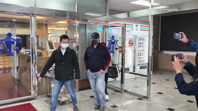 快訊／挪10億公款豪奢度日！台中銀董座王貴鋒1500萬交保 限制住居 | 社會 | 三立新聞網 SETN.COM