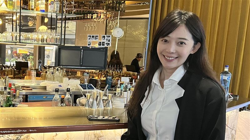 火辣名模兼10個雙重身分！副業賺飽攻讀EMBA 課堂尬老師沒在怕 | 娛樂星聞