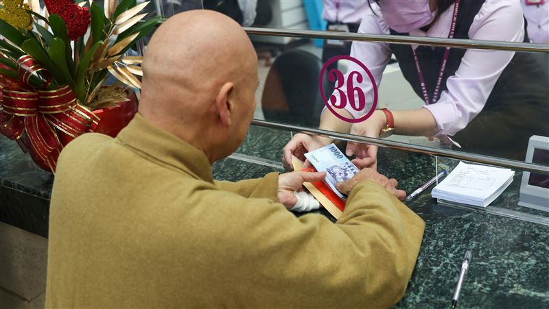 「鈔」前部署！台銀ATM領新鈔人次逾90萬 有效分流臨櫃人潮 | 生活 | 三立新聞網 SETN.COM