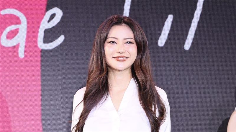 《AV帝王2》日籍女優不藏了！辣OL裝現身台灣「行進中坦克車壞壞」嗨爆 | 娛樂星聞