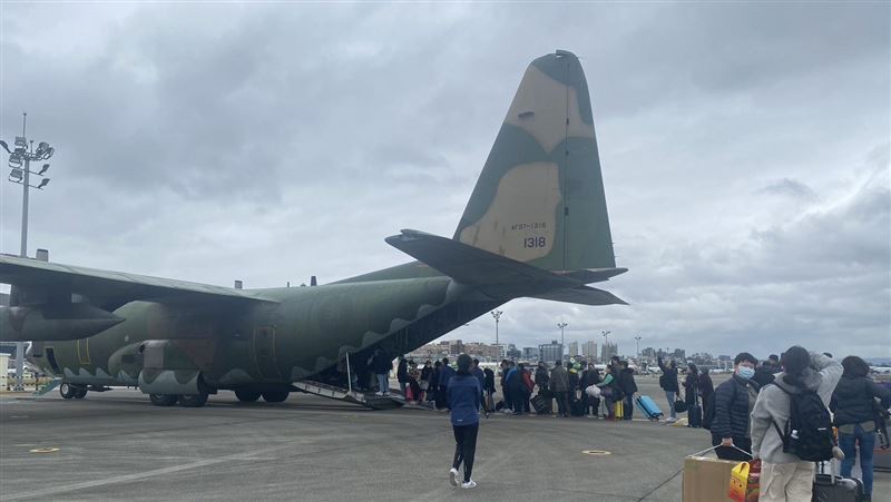 快訊／小年夜軍機出現了！民航局：C-130運輸機載送70位鄉親回金門 | 生活 | 三立新聞網 SETN.COM