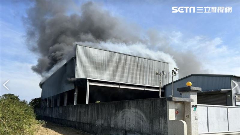 快訊／初六開工老闆QQ！台南某企業社「挖土機倉庫」火警 濃煙狂竄 | 社會 | 三立新聞網 SETN.COM