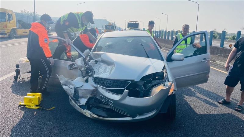 才上國道3慘遭後車追撞 小車「180度失控甩飛」彈內側車道又撞慘成廢鐵 | 社會 | 三立新聞網 SETN.COM