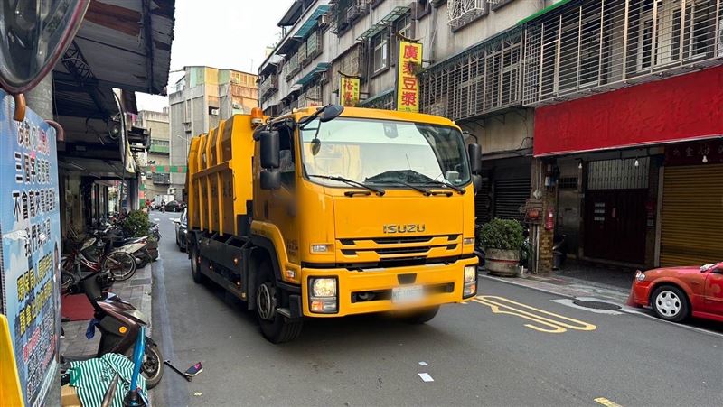 75歲翁貼垃圾車闖死角遭垃圾車輾死！北市環保局：全力配合司法調查 | 社會 | 三立新聞網 SETN.COM