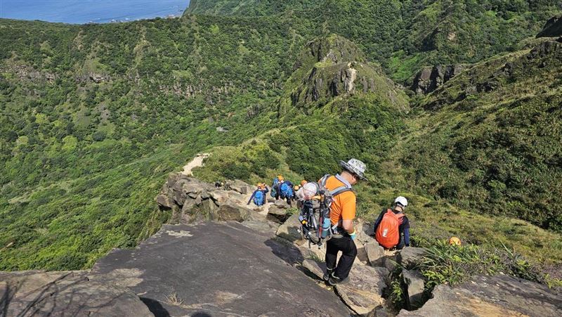 阿伯出事了！16人登山團攀「劍龍稜」 61歲男手麻肢體無力被攙扶下山 | 社會 | 三立新聞網 SETN.COM