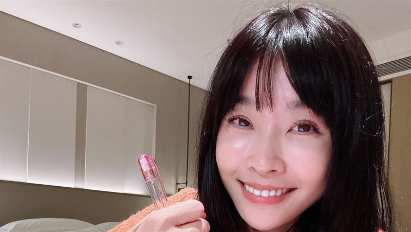 43歲上大學榜首挨酸「好意思嗎」！小嫻不忍反擊：我礙到你了嗎？ | 娛樂星聞