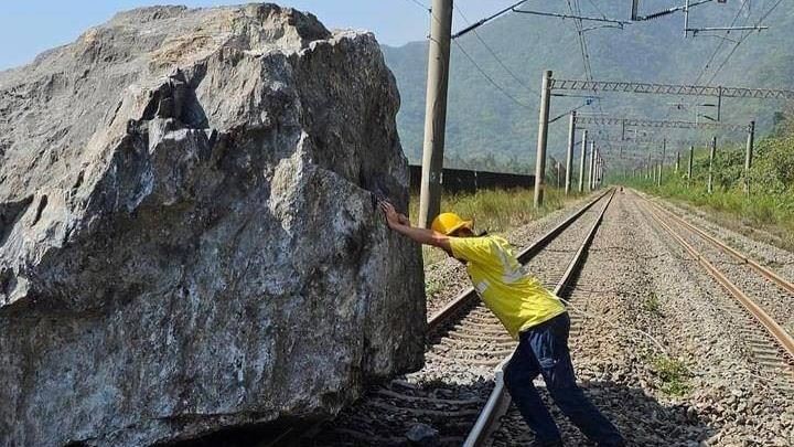 新／0403大地震！超大巨石壓在鐵路上 - 鏡週刊 Mirror Media