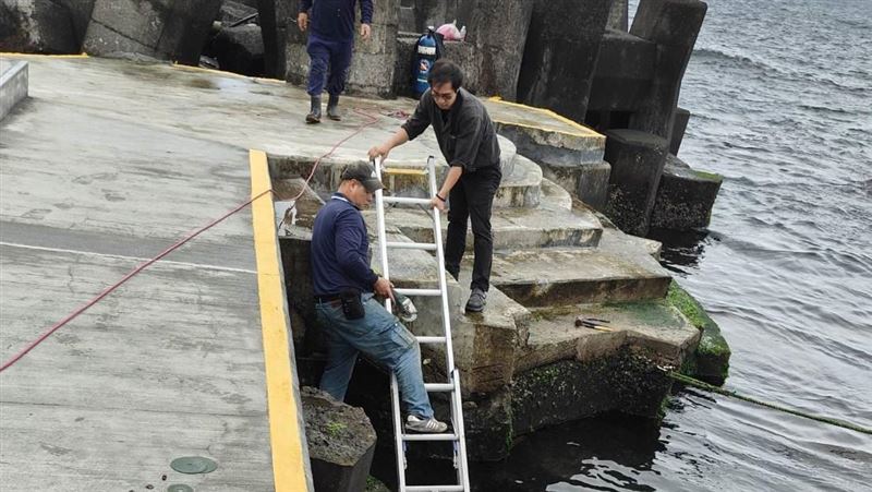 斥資2300萬基隆海興泳池完工3月 泳客竟踩到「鏽蝕鐵釘」市府急修繕 | 社會 | 三立新聞網 SETN.COM