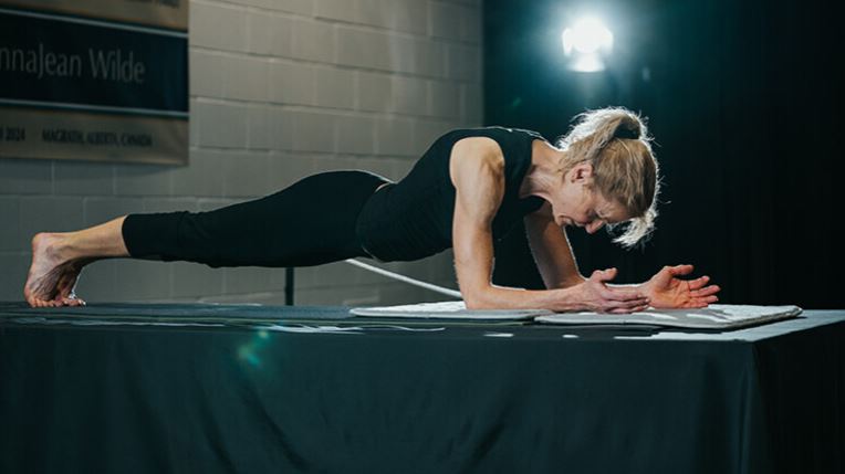 破金氏世界紀錄！58歲女「棒式撐過4小時30分」畫面曝光 | 國際 | 三立新聞網 SETN.COM