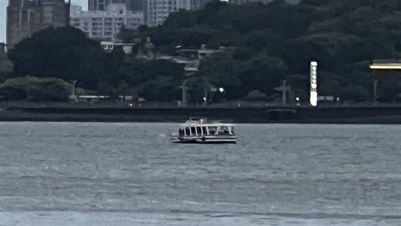 淡水藍色公路渡輪擱淺！卡沙洲「船上53人全數救出」 | 社會 | 三立新聞網 SETN.COM