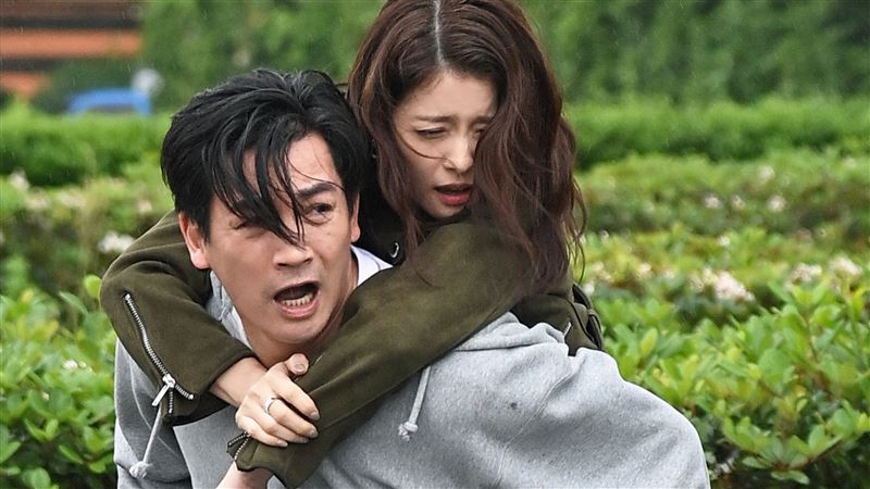 57歲伊正「背老婆逃命」爆突發意外！王樂妍嚇瘋失態模樣曝光 | 娛樂星聞 | 三立新聞網 SETN.COM