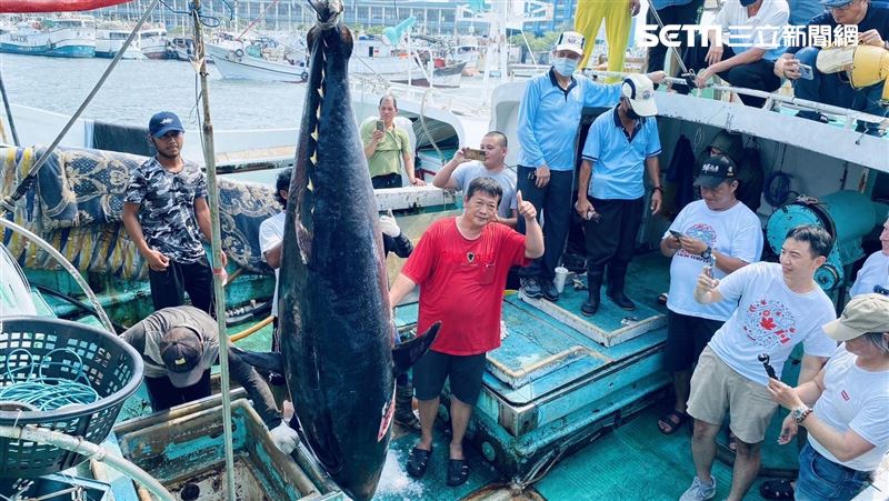不用秤！屏東第1鮪「霸氣報到」目測180公斤↑ 船長嗨：像情竇初開少女 | 生活 | 三立新聞網 SETN.COM