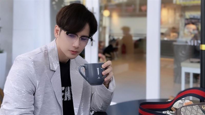 「信義區豪撒10萬」網怒：好幾萬假鈔 網紅Mr.R限動揭真相 | 娛樂星聞