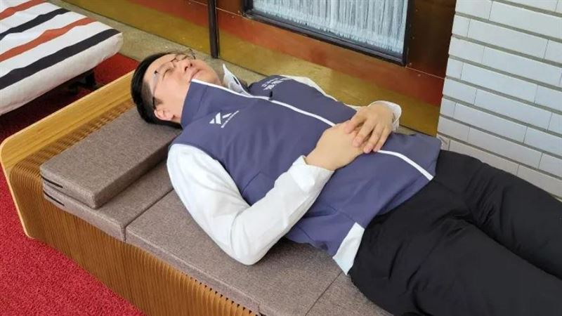 46小時接力餐風露宿！國民黨團自備2張床 藍委躺床照曝光 | 政治 | 三立新聞網 SETN.COM