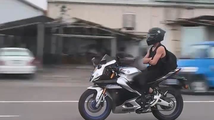 騎士台1線耍帥「抱胸騎車」⋯網：最好別雷殘！這下1秒鐘恐慘噴750元 | 社會 | 三立新聞網 SETN.COM