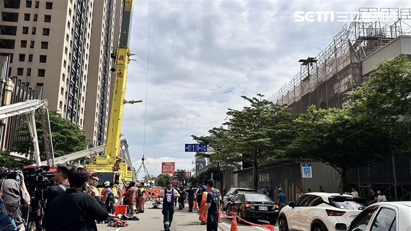 新竹「晴空匯」火警2消殉職！吊車大王加入救援126人 封路癱瘓上班車流 | 社會 | 三立新聞網 SETN.COM