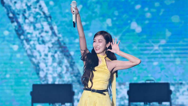 女神Jessica再度來台！「轉身露出性感蠻腰」熱情愛心POSE大放送 | 娛樂星聞