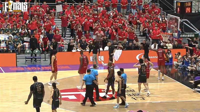 T1／卡森斯被犯規、保鑣護主衝進球場 聯盟：剩餘賽事不得待在球隊席內 | 運動 | 三立新聞網 SETN.COM