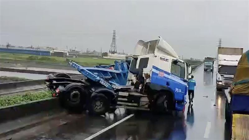 豪雨狂炸！彰化台61線貨車疑打滑失控 整車撞爛橫躺路肩 | 社會 | 三立新聞網 SETN.COM