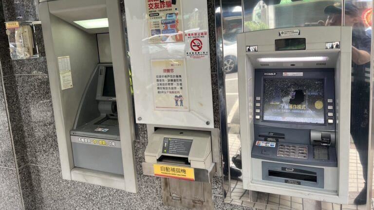 覺得被銀行騷擾！連砸苗栗市區8台ATM 女重回現場自首「我砸的」 | 社會 | 三立新聞網 SETN.COM