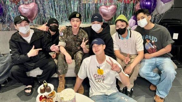 睽違半年全員軍白期...「BTS 7人完整體合照來了」 Jin首發聲活動爭議 | 娛樂星聞 | 三立新聞網 SETN.COM