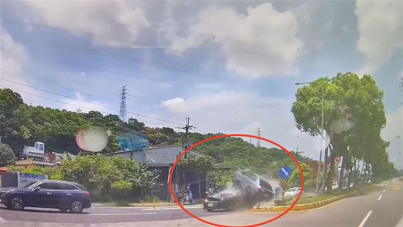 奪命瞬間曝光！多元轎車閃迴轉車「飛入對向」旋轉270°撞2車 釀1死5傷 | 社會 | 三立新聞網 SETN.COM