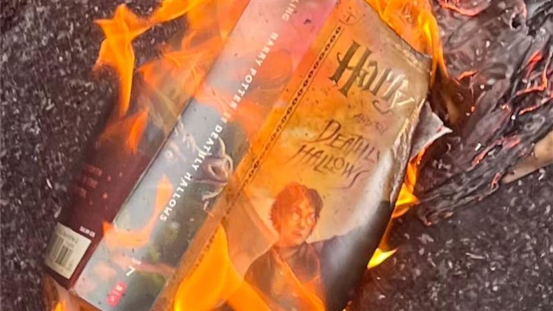 一把火燒了《哈利波特》！作家嗆爆JK羅琳：台灣人不會因為霸凌而退縮 | 生活 | 三立新聞網 SETN.COM