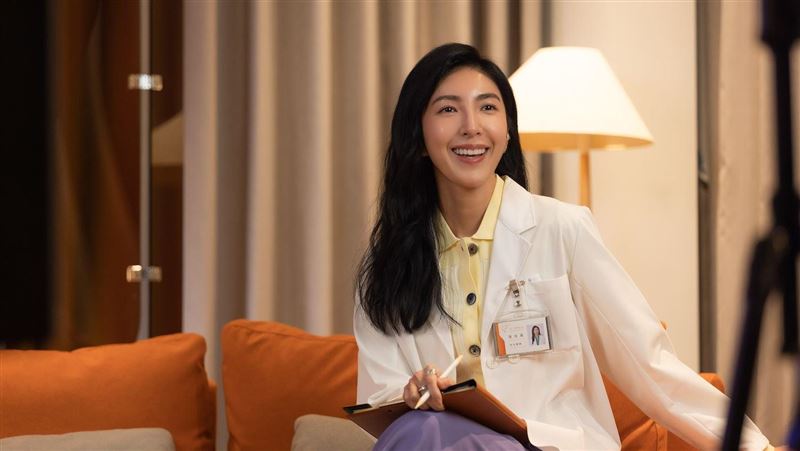 楊謹華手握「香蕉GG」！破尺度進行性治療 Ella一見面就想逃跑 | 娛樂星聞