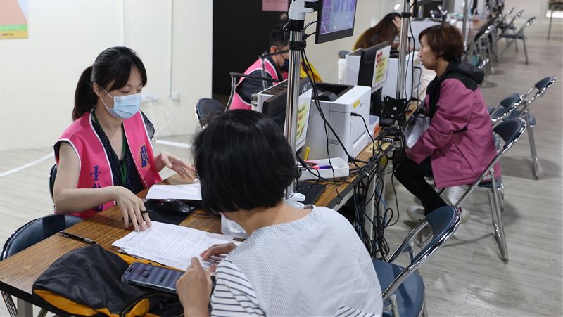 減稅小確幸！明年綜所稅扣除額擬調升7000元 | 財經 | 三立新聞網 SETN.COM