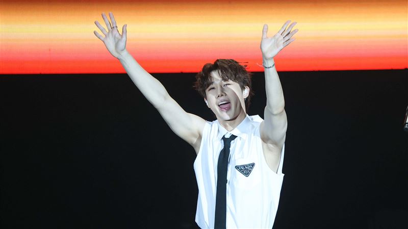 直擊／粉絲手舉「我要結婚了」INFINITE金聖圭：跟我嗎？答案曝光超尷尬 | 娛樂星聞