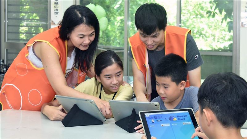 台哥大深入偏鄉 推動「無人機程式、生成式AI教育」 | 生活 | 三立新聞網 SETN.COM