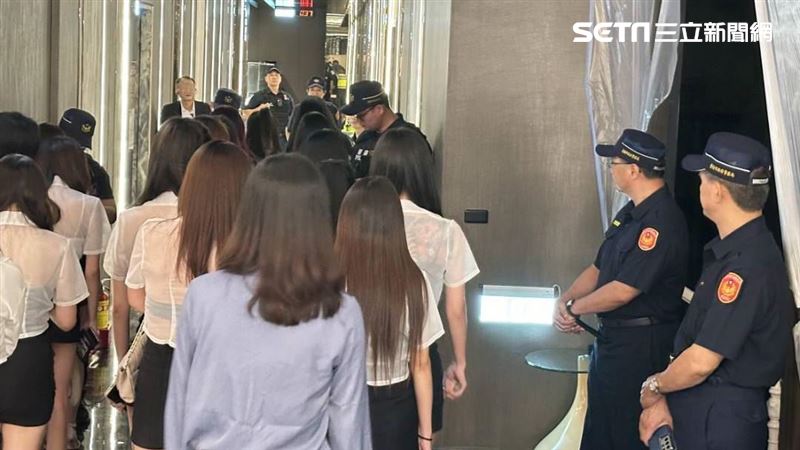 安平鬥毆扯角頭 ！警臨檢酒店不見空姐 出現大片肉色「薄紗窄裙OL」 | 社會 | 三立新聞網 SETN.COM