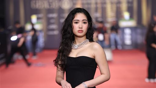 Jessi表演嗨到走光！唱到一半「胸前慘露點」 驚人畫面網瘋傳 | 娛樂星聞