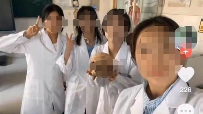 捧大體老師頭骨比YA！醫學生嗨喊「無所畏懼」 下場慘了 | 兩岸(大陸) | 三立新聞網 SETN.COM