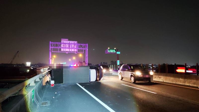 高雄88快速道路轎車、小貨車碰撞 4人坐車斗1男彈飛6公尺橋墜亡 | 社會 | 三立新聞網 SETN.COM