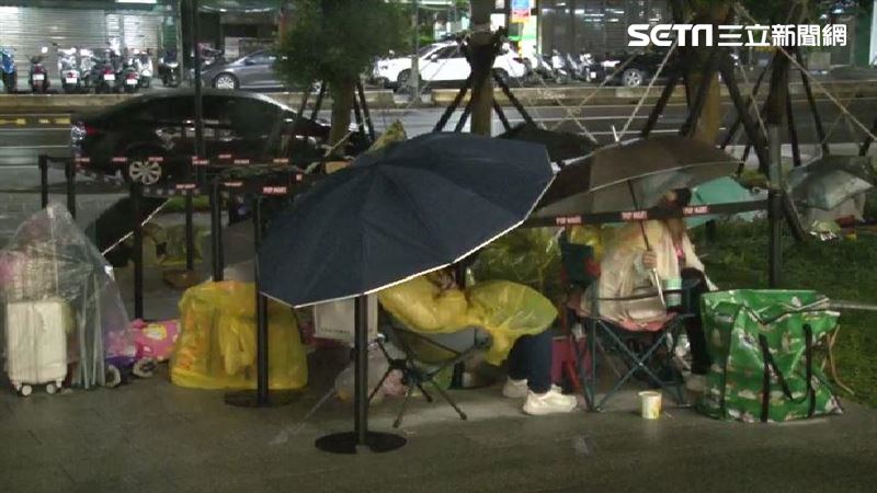 OUTLET還沒開幕！一堆銀髮族為「1大夯品」擠門外 排隊畫面曝光 | 生活 | 三立新聞網 SETN.COM