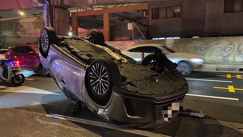 北市大同驚悚車禍！醉男失控擦撞「180度大翻覆」現場畫面曝光了 | 社會 | 三立新聞網 SETN.COM