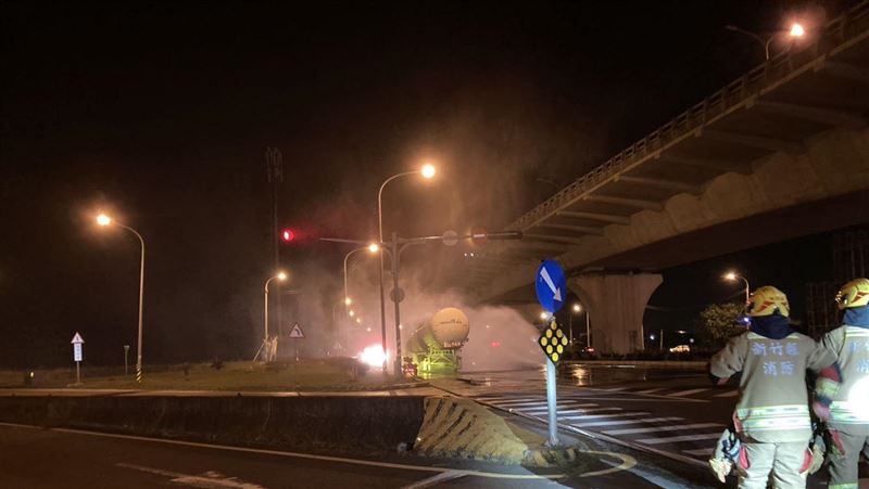 台61新豐休息站驚傳「氧氣槽車輪胎起火」！消防急出動15車 | 社會 | 三立新聞網 SETN.COM