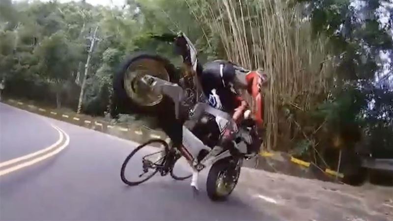 136線單車妹突跨雙黃線逆向！重機男急煞「翹孤輪」仍倒車：叫警察了 | 社會 | 三立新聞網 SETN.COM