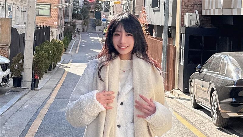 獨／106公分長腿啦啦隊女神嘎琳證實續留 喊話球迷：繼續支持樂天 | 娛樂星聞